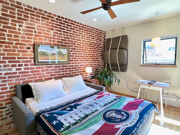 Modern, central studio with it all! - Guest suites for Rent in ...