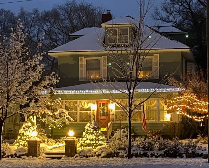 Romantic Retreat Suite: Jacuzzi, Desserts & More - Ludington, MI