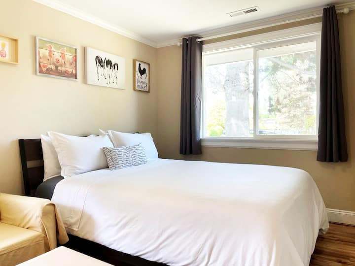 Couples Retreat The Lovely Cozy Suite - Seattle, WA