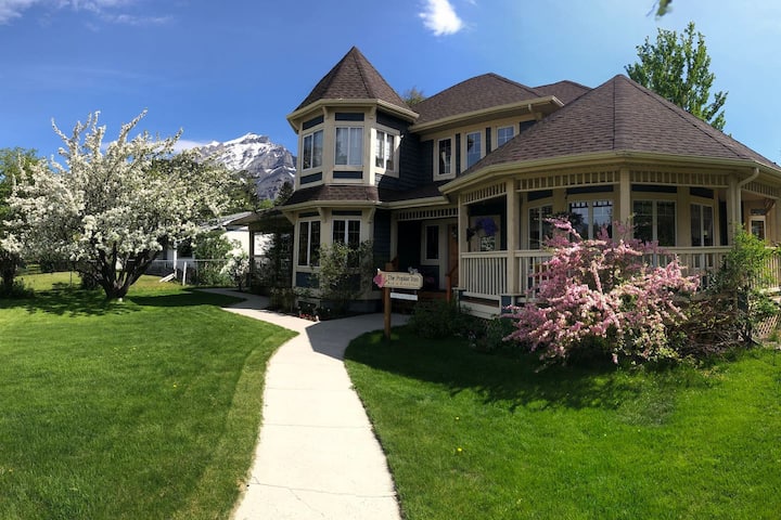 Banff Holiday Rentals & Homes - Alberta, Canada | Airbnb