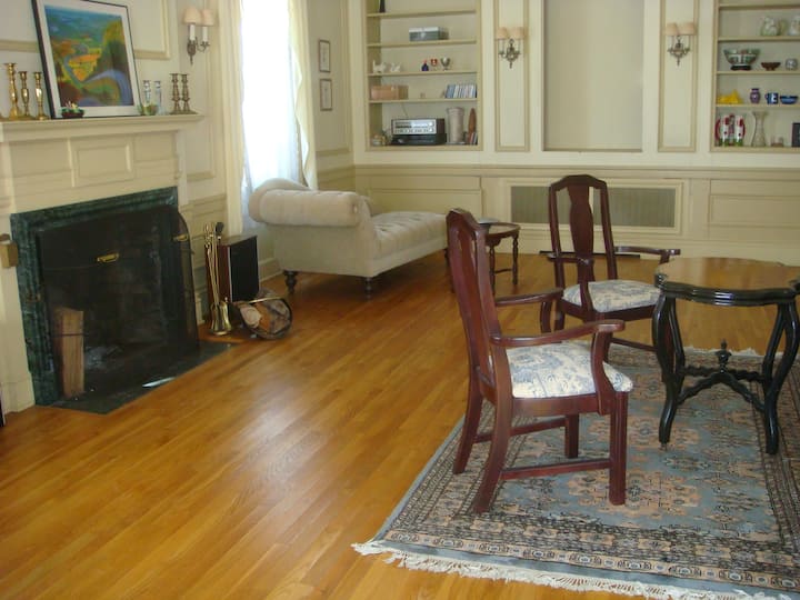 Antique Mansion - Rose Room - Rutland, VT