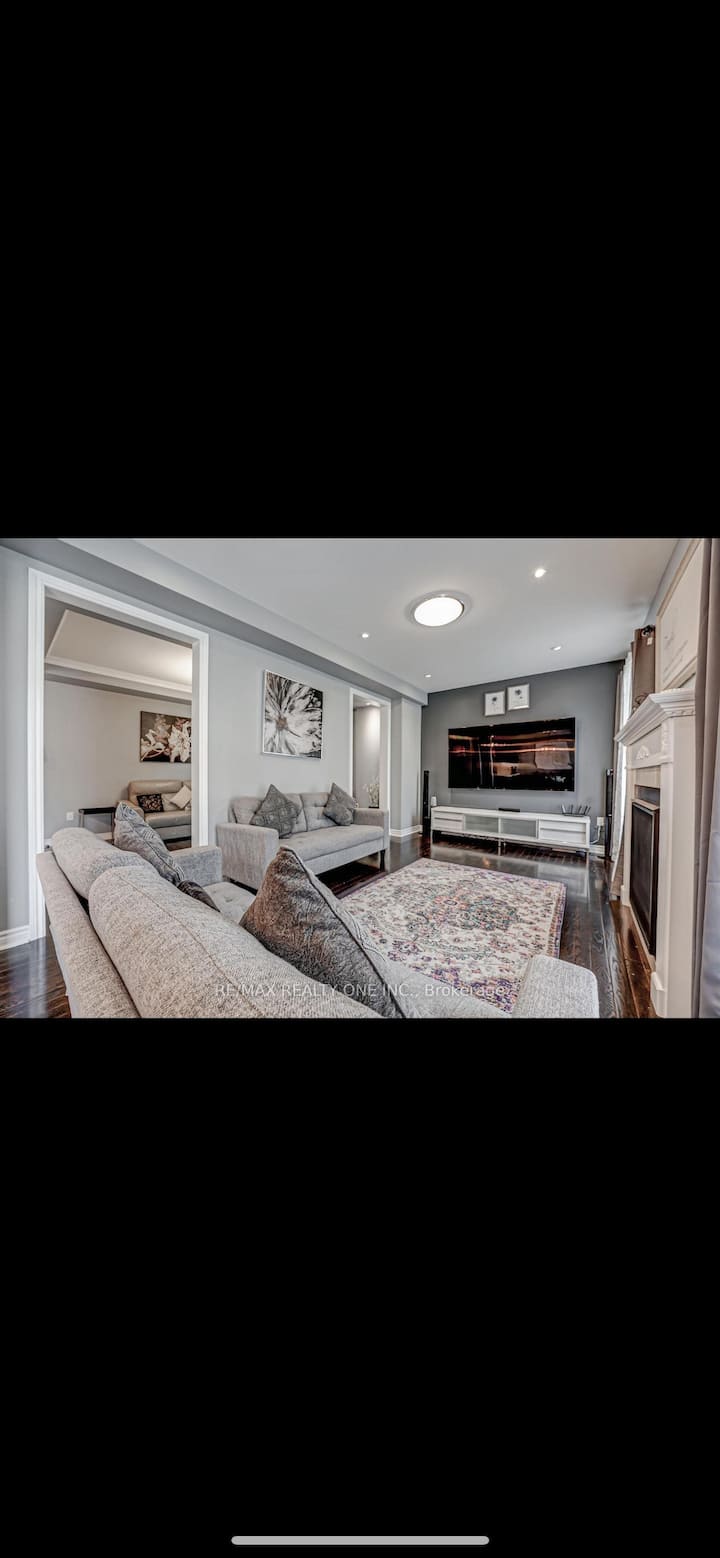 Luxury Living In Oakville - Oakville