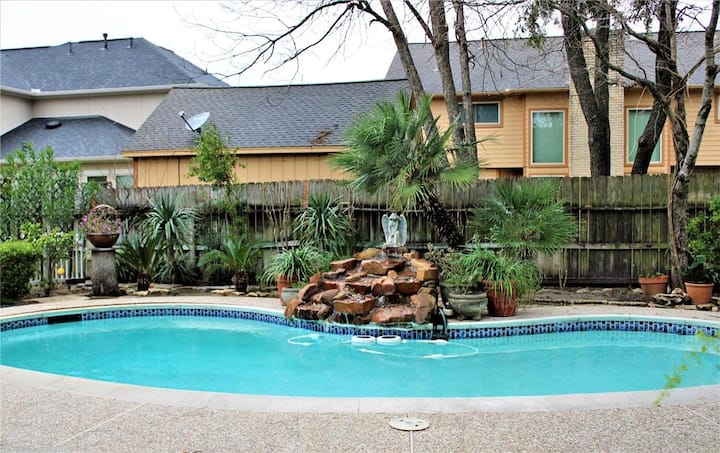 Beautiful Three Bedroom Home With Scenic Backyard - Houston, TX