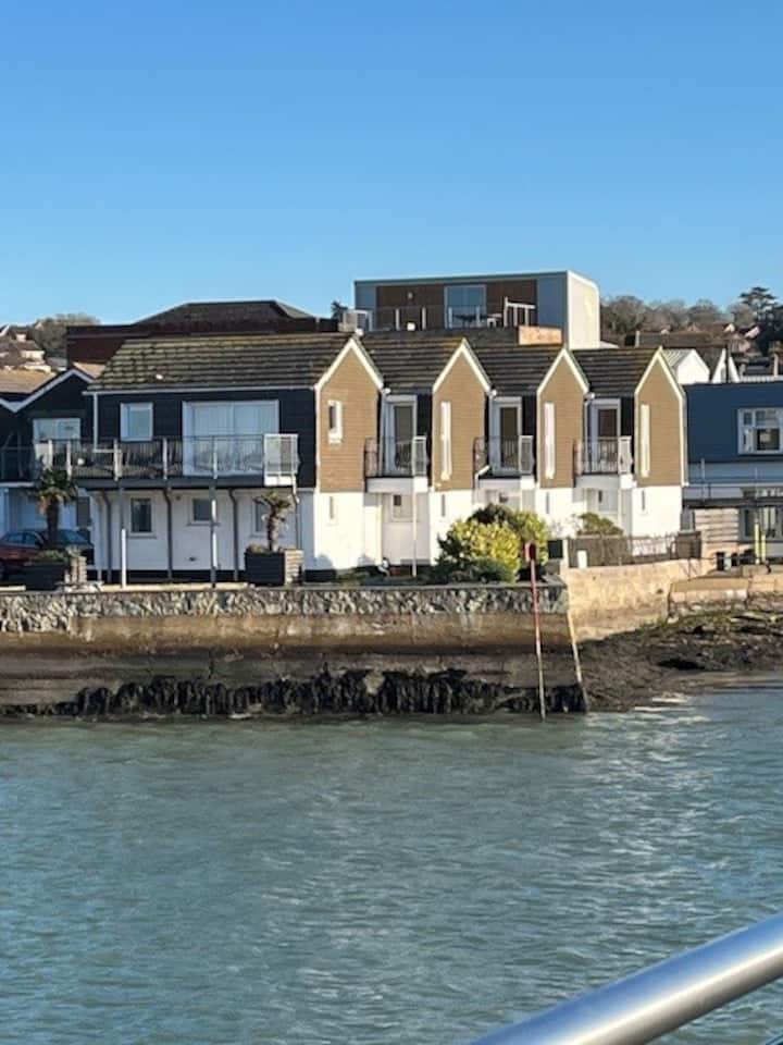 4 Seagull Corner, Waterfront, East Cowes. - Carisbrooke Castle