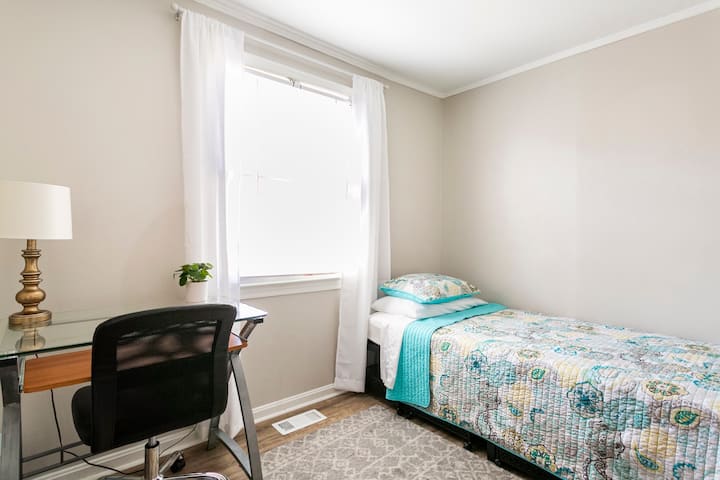 Cozy Bedroom-twin Xl Bed & Shared Bath - Rockville, MD