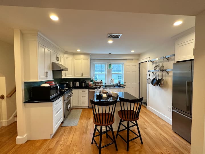 Brighton, Ma Guesthouse For Rent, Unit 1 (2nd Fl) - Newton, MA