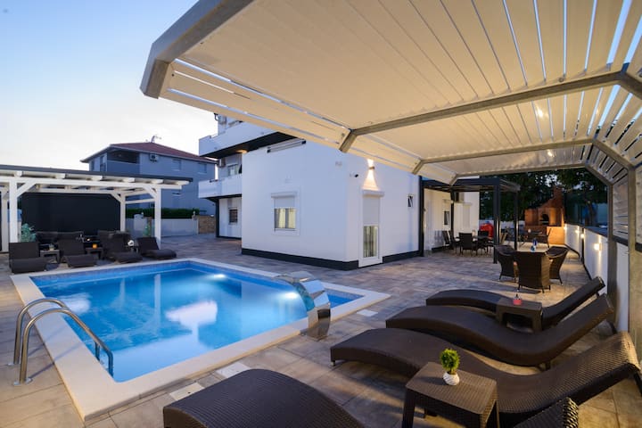 Large And Luxury Apartment With Pool (Villa E.t.a) - Trogir