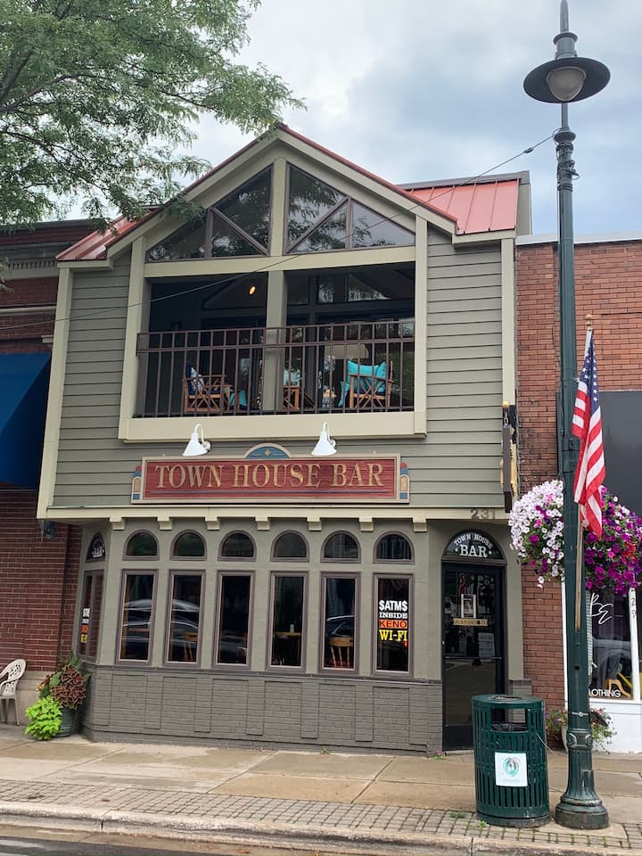 Downtown Charlevoix Condo - Charlevoix, MI