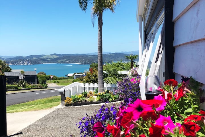 The Black Blonde Bach Tiny Home Glamping - Whitianga