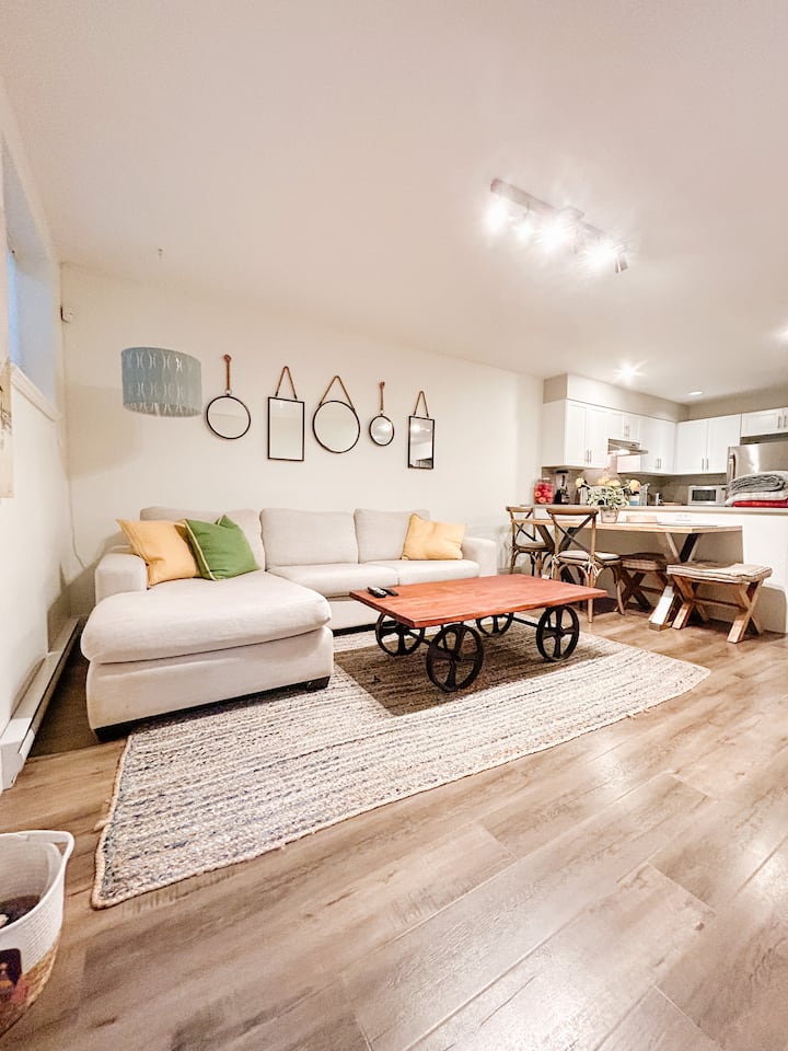 Beautifully Furnished 2 Bedroom Private Suite! - West Vancouver