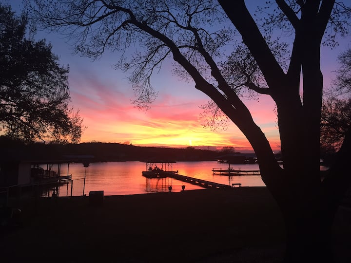 Bent Oaks Luxury Treehouse (No Pets) - Granbury, TX
