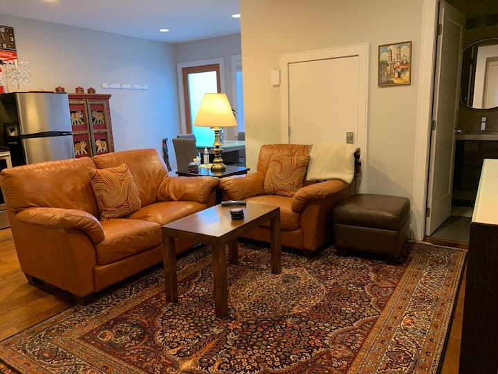 Welcoming, Clean And Well Appointed Private Suite. - Victoria