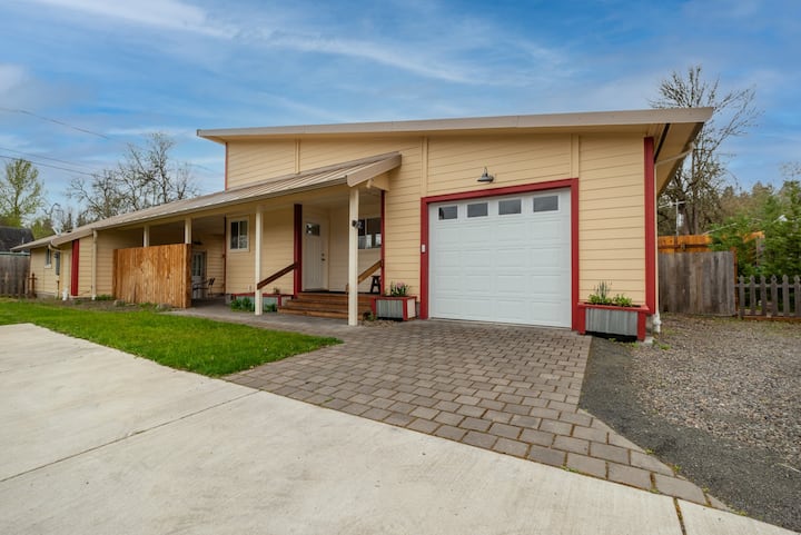 Sunny Loft House With Separate Cottage - Eugene, OR