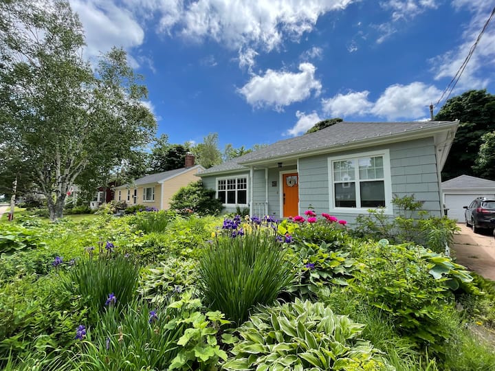 Hollyhock House 2 Bedroom + 2 City Bikes - Charlottetown