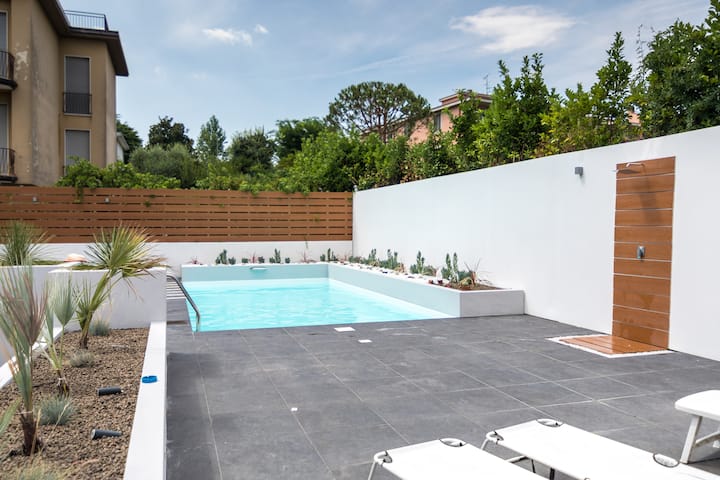 App. Jacuzzi With Jacuzzi , Projector And Pool - Desenzano del Garda
