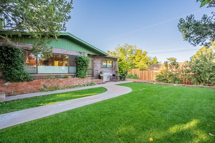 Groovy Mid-century Modern Home With Yard & Views - Sedona, AZ