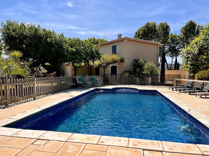 Belle Villa Provençale Avec Grand Jardin & Piscine - Sénas