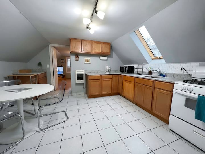 3 ⟣ Cozy Top Floor - Superhost ⟢  Pets Stay Free! - Chicago, IL