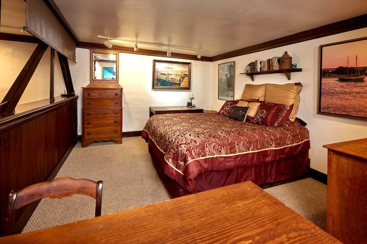 Art Studio 500 Guest Loft W/ Rooftop Hot Tub! - Atlantic Beach, NC
