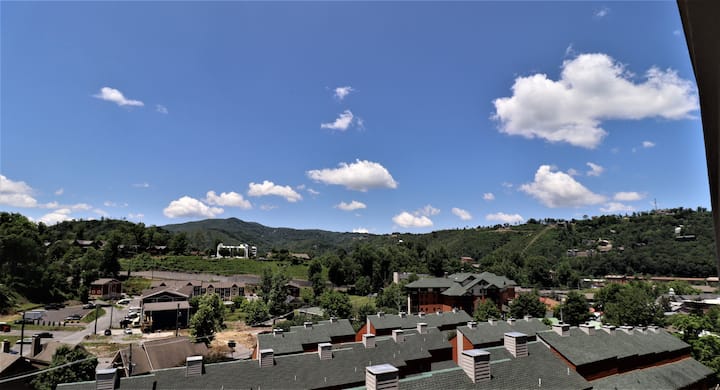 3 Bdrm, 3 Bath Condo Downtown Walk To Attractions, - Gatlinburg, TN