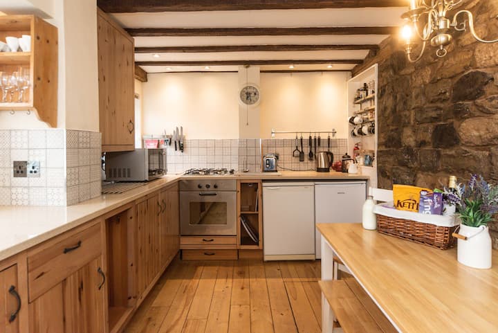 Country Cottage For 5 People. The Cottage, Wensley - Castleton