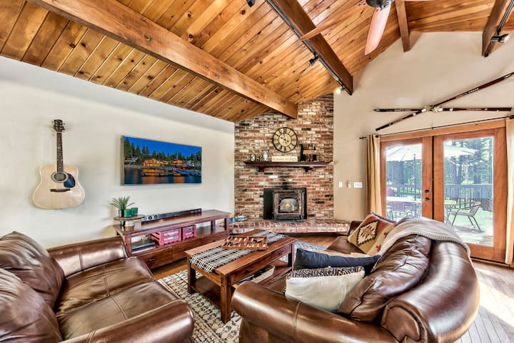 Charming Cabin With Spacious Deck/hot Tub. - South Lake Tahoe, CA