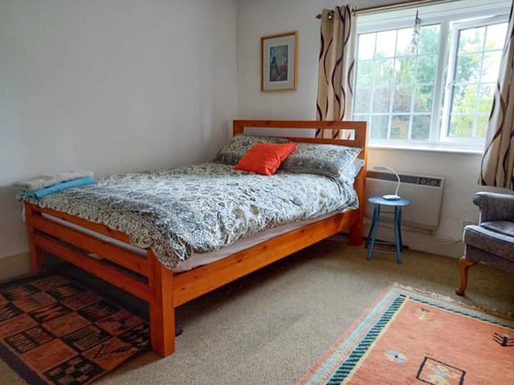 Double Bedroom In Quiet Country Cottage. - Crewkerne