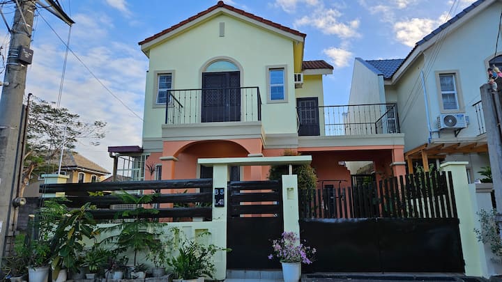 5br Home, Pool, Clubhouse & More - Las Piñas