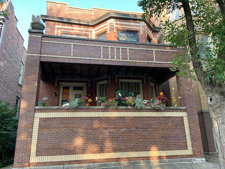 Vintage Ukrainian Village Apartment - Chicago