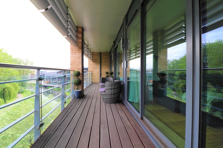 Executive 2 Bed Riverside Apartment In City Centre - Chelmsford