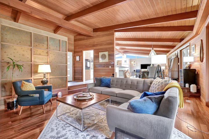 Mid-century Modern Home W/ Hot Tub By Country Club - Champaign, IL