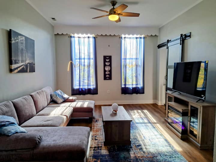 Sunny Pilsen 2 Bed 1 Bath Apt W/private Office - Chicago, IL