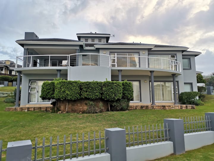 Tranquil 4 Bedroom Home With Ocean View. - Plettenberg Bay