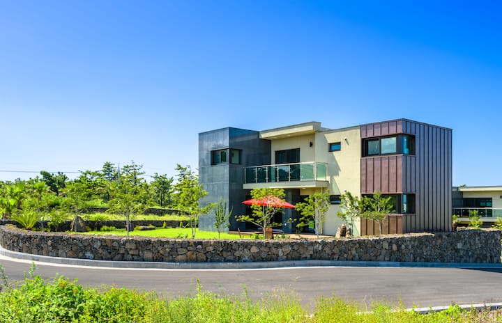 제주 협재바다와 비양도가 보이는 언덕, 신축 팬션 하우염(Howyum) - Jeju-si