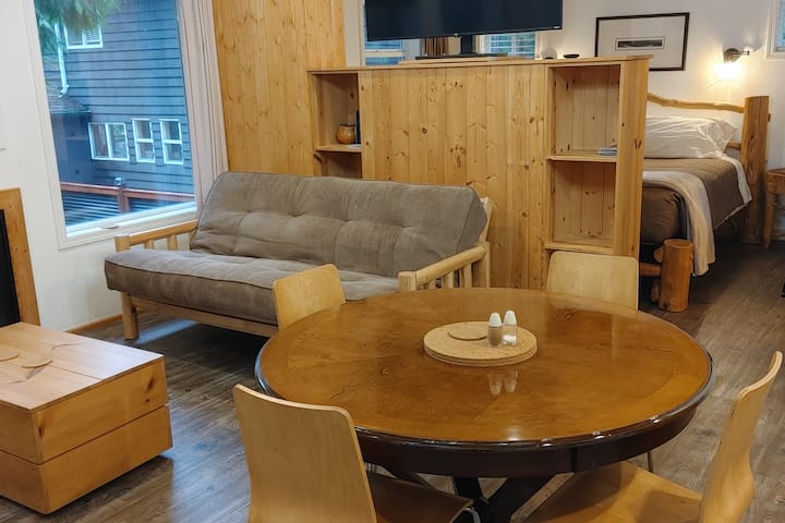 Treehouse Cabin, Ocean Front, Hot Tub, 2-4 Guests - Ucluelet