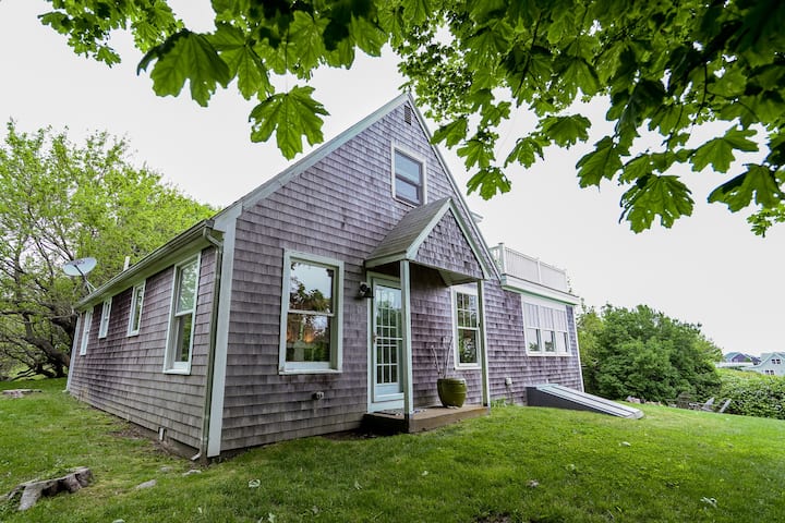Charming Island Cottage Near Town & Beach, Sleep 8 - New Shoreham, RI