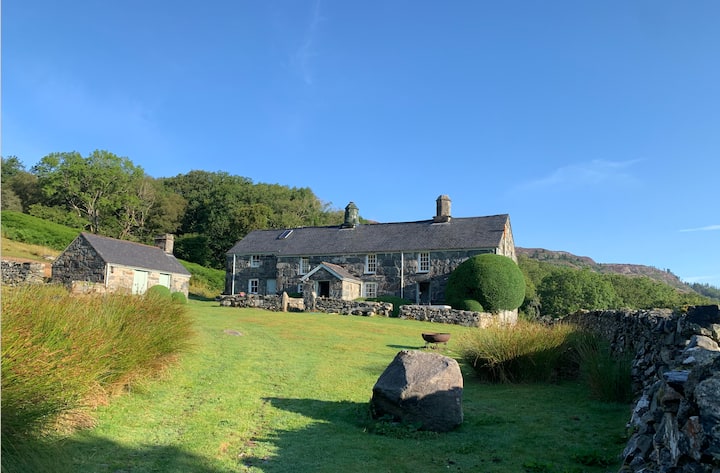 Charming Off-grid Farmhouse, Snowdonia National Pk - Dolgellau