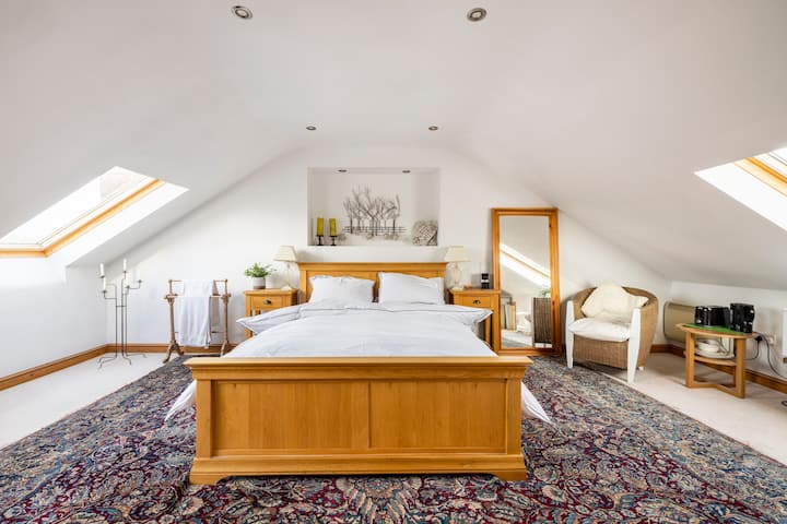 Spacious Self-contained Attic With En Suite - Bristol
