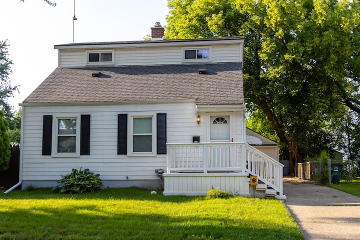 Monthly 3bed, 3bath Fast Wifi! - Ferndale, MI