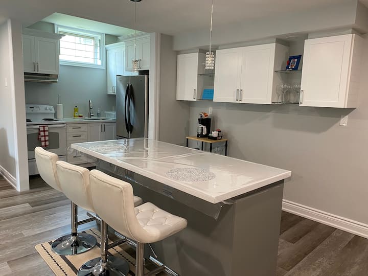 Large Walkout (1) Bdrm Close To Airport/wonderland - ヴォーン