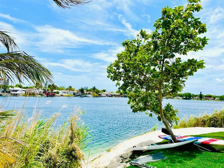 Tropical Lake Paradise Natural Joy - Dania Beach