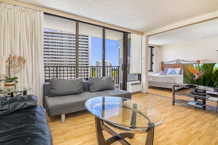 Spacious Waikiki Condo With Free Parking And Pool - Honolulu, HI