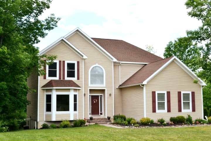 Spacious Modern 5br Home, Perfect For Family & Pet - Ithaca, NY
