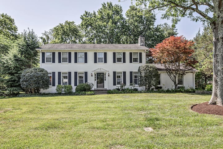 The White Colonial Minutes To Downtown Franklin. - Franklin, TN