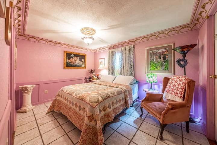 Shady Lady Bed And Breakfast- Victorian Room - Death Valley