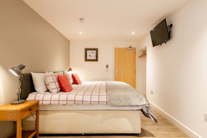 Nethy House - Wheelchair Accessible Bedroom - Carrbridge
