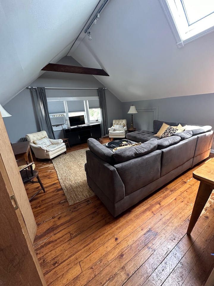 Super Sunny, 2 Br East Rock Apartment - New Haven, CT