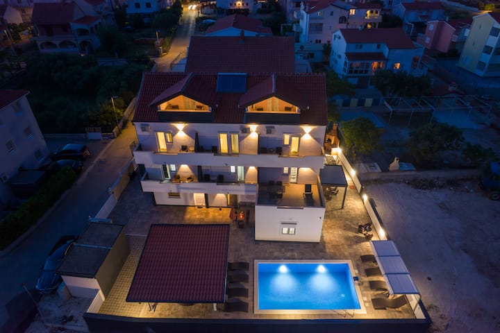 Delluxe Penthouse Ap For 5 People( Villa E.t.a) - Okrug Gornji