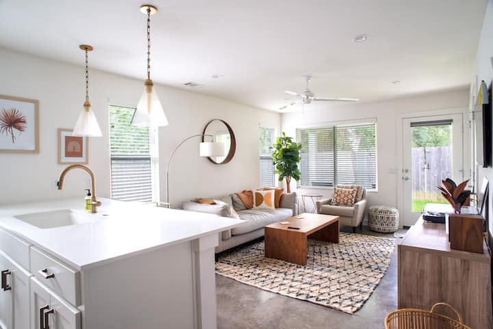 Mordern East Austin Home - Great For Couples! - Austin, TX