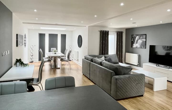 Modern 3- Bedroom House, Immaculate, Open-plan - チェルトナム